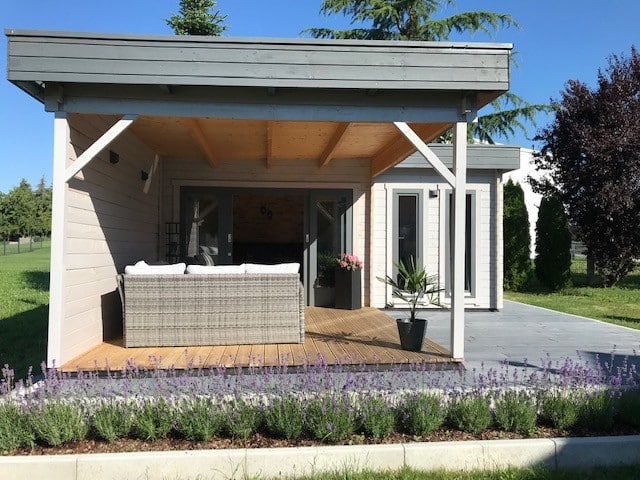 Eck-Gartenhaus als Garten-Esszimmer und Terrassen-Lounge